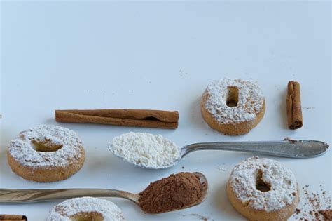 텍스트 흰색 배경에서 맛 있는 수 제 베이커리 제품쿠키 코코아 숟가락 계 피에 대 한 공간을 가진 생 과자 배경 가정 생활에 대한 스톡 사진 및 기타 이미지 Istock