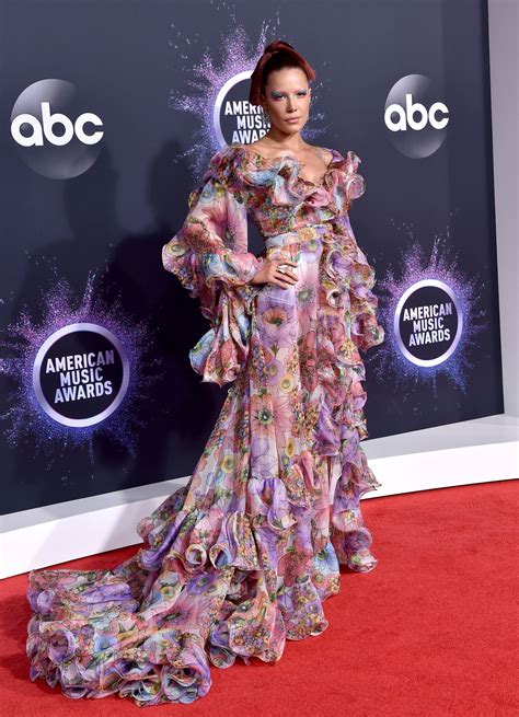 Twitter Explodes Over Lizzos Comically Tiny Purse At Amas
