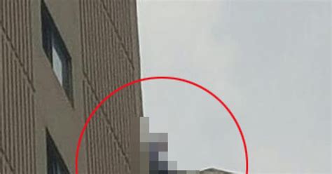 아파트 옥상에 올라 여자친구 불러달라시위한 20대