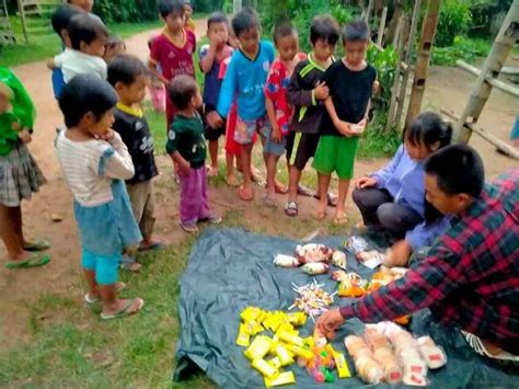 ဒီးမော့ဆိုမြို့နယ်ရှိ စစ်ဘေးရှောင် ပြည်သူများကို အစားအသောက်များ ကျွေးမ