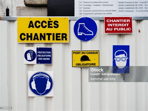 공공 표지판에 대한 머리 눈 귀 및 빨간색의 건설 현장 보호에 대한 여러 안전 규제 표지판 0명에 대한 스톡 사진 및 기타