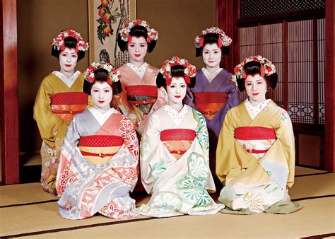 「やまがた舞子」を年代順に紹介 グラフィティ やまがた舞子 やまがた紅の会（山形伝統芸能振興株式会社）