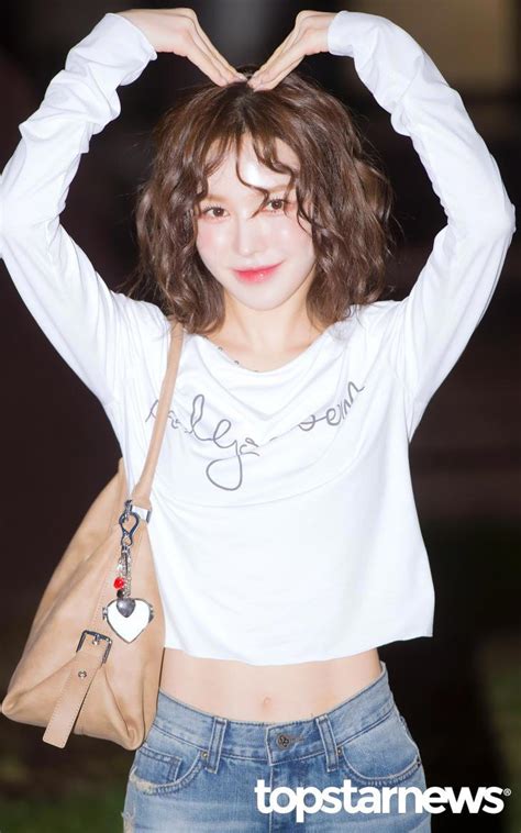 레드벨벳 웬디 ‘복근 뽐내며 앙큼 하트 웬디의 영스트리트 출근길 [hd포토]