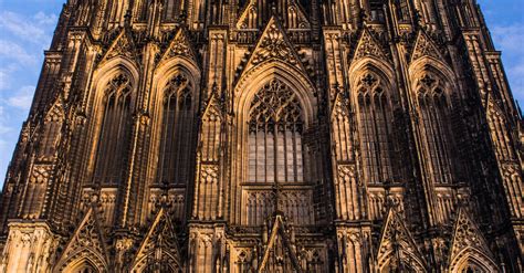 가톨릭 건물 건물 외관 고딕 양식의 건축물 대성당 도시 도시들 독일 랜드마크 로우앵글 샷 모바일 바탕화면 사람 서 있는 수직 쐈어 여행 목적지