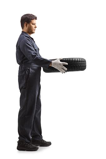 차량 타이어를 들고 있는 자동차 정비사 작업자의 전체 길이 샷 제복에 대한 스톡 사진 및 기타 이미지 제복 직업 기계공