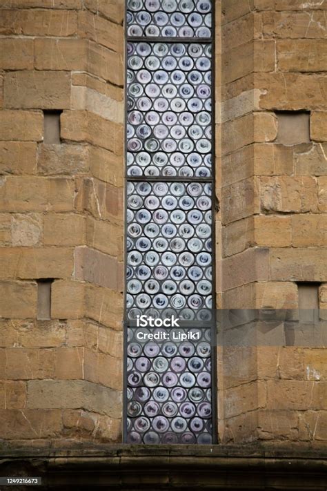 오래된 건물의 아름다운 스테인드 글라스 창 고딕 양식의 건축물 의 외관 0명에 대한 스톡 사진 및 기타 이미지 0명