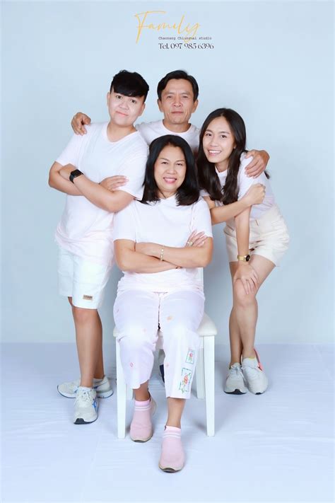 ถ่ายรูปครอบครัว ชิลๆ ฟีลน่ารักแบบนี้ ถ่ายในสตูดิโอเย็นๆ ถ่ายเยอะ แบบไม่