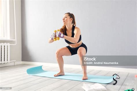 집에서 운동을하는 피트니스 착용여성 요가를 위한 시간입니다 집에서 쉬는 동안 운동을하는 건강한 소녀 피트니스 휴식 홈 컨셉 유지 30 34세에 대한 스톡 사진 및 기타