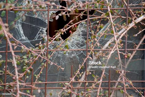 바이에른의 무인 건물에 깨진 부서진 창 유리 3 월에 망원 렌즈와 함께 촬영 0명에 대한 스톡 사진 및 기타 이미지 0명 건물 외관 검은색 Istock