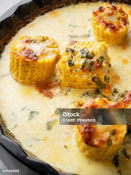 구운 크림 옥수수 크림과 향신료를 곁들인 신선한 옥수수 스위트콘 베샤멜 소스를 곁들인 옥수수 속대 크림을 곁들인 옥수수 속 옥수수 0명에 대한 스톡 사진 및 기타 이미지