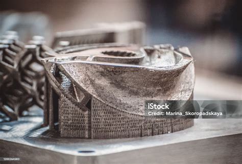 금속 3d 프린터에 인쇄된 물체를 들고 있는 남자 0명에 대한 스톡 사진 및 기타 이미지 0명 3차원 인쇄 3차원 형태 Istock