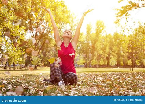 Mulher Que Aprecia No Parque Do Outono Imagem De Stock Imagem De Jogo Queda