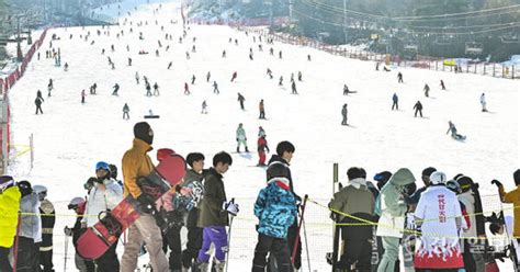 기다림 끝에 스키장 개장 스키어·스노보더들 북적 포토뉴스