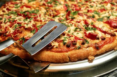 치즈와 야채가 들어간 육즙이 많은 피자 피자를 부품으로 자르기 클로즈업 0명에 대한 스톡 사진 및 기타 이미지 0명 건강에