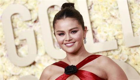 Makin Memukau, Potret Tampilan Selena Gomez di Red Carpet Golden Globes ...