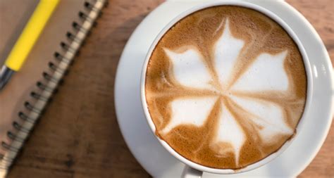 라떼 커피 사진 럭셔리 커피 컵 세트 빈티지 화이트 컬러 라떼 아트 커피 플랫 레이 탑 뷰 장식 노트북과 연필 에 오래 된 어두운 복고풍 나무 테이블 배경 질감 갈색에 대한