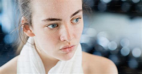 그녀의 목에 체육관 수건을 두르고 쉬고 있는 아름다운 젊은 여자의 얼굴 사진 Unsplash의 슬로바키아 이미지