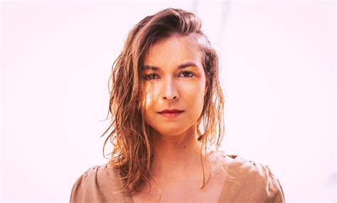 Julia Nali Lança Single E O Amor