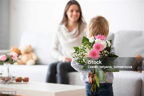 아름다운 금발 의 소년 어머니의 꽃과 엄마의 날을위한 작은 선물상자를 주는 2명에 대한 스톡 사진 및 기타 이미지 2명 가족 교육 Istock