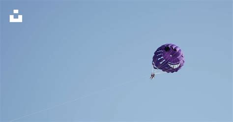 푸른 하늘에 떠 있는 보라색과 흰색 풍선 사진 Unsplash의 무료 사람 이미지