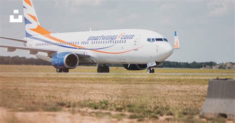 활주로에 대형 비행기 사진 Unsplash의 무료 활주로 이미지