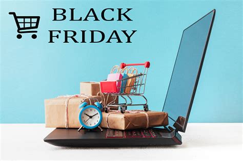 인터넷 쇼핑 전자상거래 판매 및 배달 서비스 개념 쇼핑 카트 여러 패키지 및 노트북 키보드 파란색 배경에 무궤도 전차 로고와 함께 상자 가격에 대한 스톡 사진 및 기타