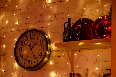 크리스마스와 새해 인테리어 장식 흰색 벽돌 벽은 빈티지 시계와 화환으로 장식되어 있습니다 선반에 아름다운 요리 골동품에 대한 스톡 사진 및 기타 이미지 Istock