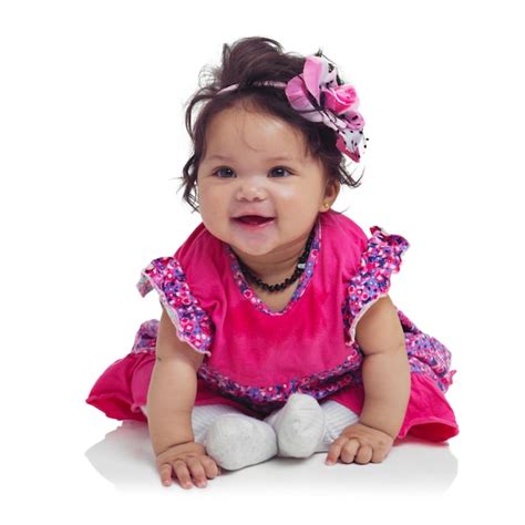 Menina Inocente Fofa E Feliz Em Um Estúdio Com Uma Linda Roupa Floral E Flor E Bandana Sorriso