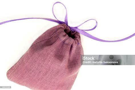 리본으로 묶인 보라색 린넨 파우치 작은 물건을 보관하기위한 가방 말린 허브 향기로운 가방 인테리어 세부 사항 선물 가방에 대한 스톡 사진 및 기타 이미지 Istock