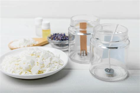 수제 양초 만들기 흰색 바탕에 심지 콩 왁스 향수가 있는 유리병 Hobbydecor 요소입니다 텍스트를 위한 위치입니다 복사할 장소 양초 만들기에 대한 스톡 사진 및 기타