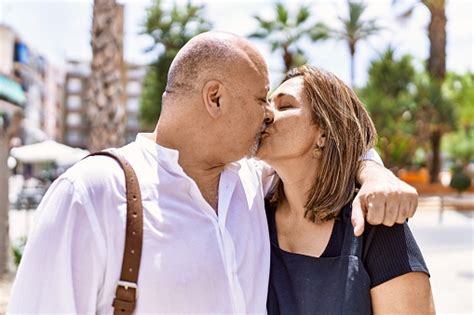 화창한 날 야외에서 남편과 아내의 중년 히스패닉 부부 도시에서 사랑에 키스 50 59세에 대한 스톡 사진 및 기타 이미지 50 59세 라틴 아메리카 히스패닉 민족