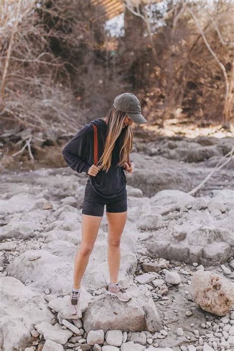 What To Wear On A Hiking Date In Any Season 2023 Cute Hiking