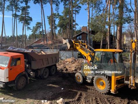 파괴 된 벽돌 집 근처의 중장비 집의 유적의 배경에 건설 기계 굴삭기와 오래된 집의 철거 건물과 트럭의 깨진 벽 0명에 대한 스톡 사진 및 기타 이미지 Istock
