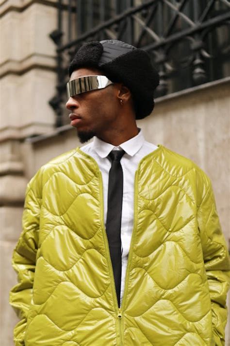 그린 재킷과 선글라스를 활용한 스트릿 스타일 패션 · 무료 스톡 사진