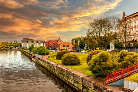 제 30 근위 군단의 이름을 딴 제방과 Vyborg의 Salakkalamti 만이 있는 도시 풍경 비보르그에 대한 스톡 사진 및 기타 이미지 Istock