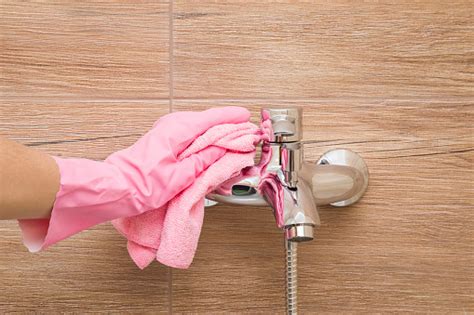 직원은 걸 레 세척 하 고 물 꼭지 연마로 고무 보호 장갑에 손을 하 녀 또는 주부 집에 관심이 있다 일반 또는 일반 청소 봄