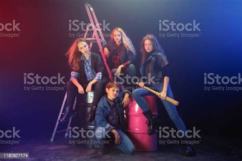 흰색 벽돌 벽에 서서 카메라를보고 웃고있는 세련된 청바지 옷을 입은 귀여운 어린 아이들의 전체 길이 초상화 개념에 대한 스톡 사진 및 기타 이미지 Istock