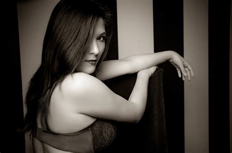 배경 화면 화이트 검은 단색화 초상화 긴 머리 아시아 사람 사진술 흑발 브래지어 란제리 중국말 의류 비탄 수퍼 모델 검정색과 흰색 예쁜 소녀