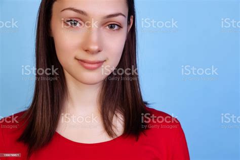 파란색 스튜디오 배경에 고립 된 빨간 티셔츠를 입은 귀여운 예쁜 젊은 여성의 자르기 초상화 감정의 개념 20 24세에 대한 스톡 사진 및 기타 이미지 Istock