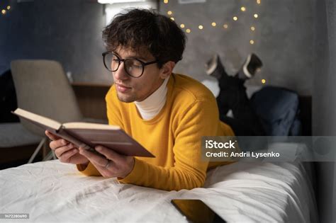 대학 기숙사에서 침대에 누워 집중력과 집중력으로 공부하는 학생 책을 읽는 시험을 준비하는 청년 남자에 대한 스톡 사진 및 기타 이미지 Istock