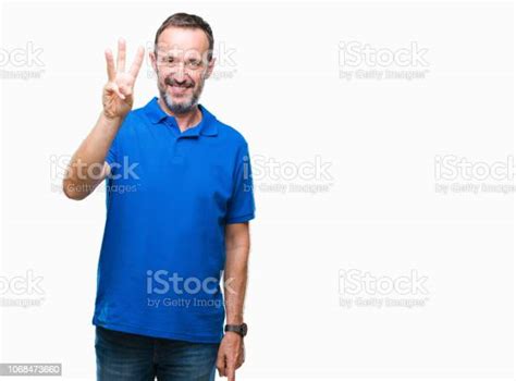 격리 된 배경에 보여주는 고 손가락으로 가리키는 중 년 노인의 수석 남자 자신감과 행복 미소 하는 동안 3 번 손가락에 대한 스톡 사진 및 기타 이미지 Istock