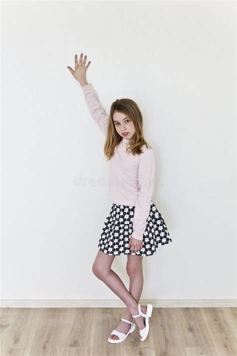Nettes Mädchen Mit Dem Blonden Langen Haar Auf Weiß Stockbild Bild