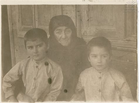 Iverieli გალაკტიონ ტაბიძის დედა შვილიშვილებთან ერთად