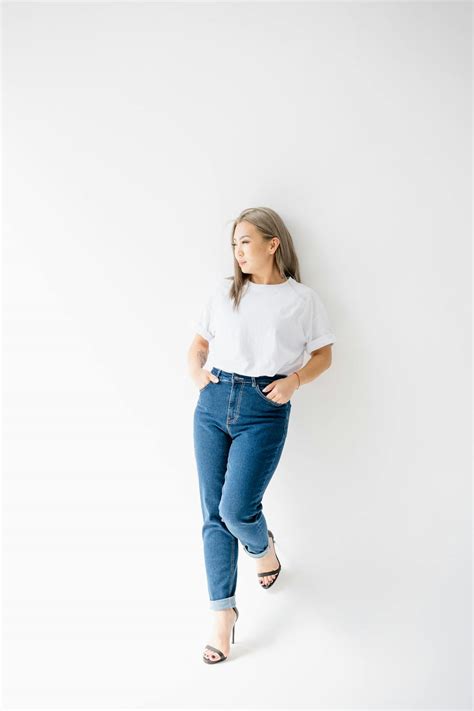 단순함 데님 도시의 매끄러운 모델링 미니멀 미니멀리스트 미니멀리스트 패션 복장 서 있는 세로 스타일 스타일리시한 스튜디오 시크한 신발 아름다움