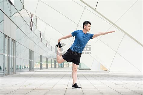 年轻男性户外运动热身压腿拉伸动作摄影图6720 4480图片素材免费下载 编号803583 潮点视频