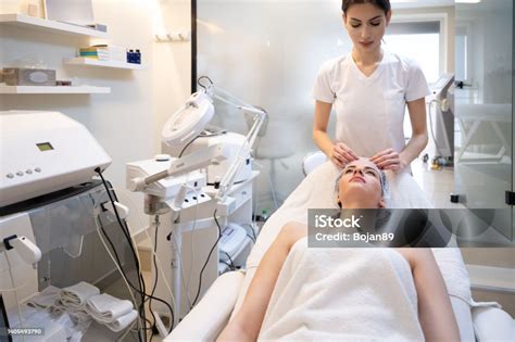 뷰티 살롱에서 스킨 케어 절차를 가진 일회용 샤워 모자에있는 아름다운 젊은 여성 고객 스킨 케어 뷰티 및 얼굴 치료의 개념 20 24세에 대한 스톡 사진 및 기타 이미지