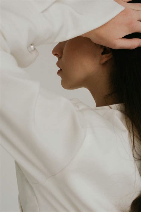 실내 고요한 교활한 긴 머리 단순한 뒷모습 매끄러운 모델 미니멀리스트 부드러운 부드러운 원단 섬세한