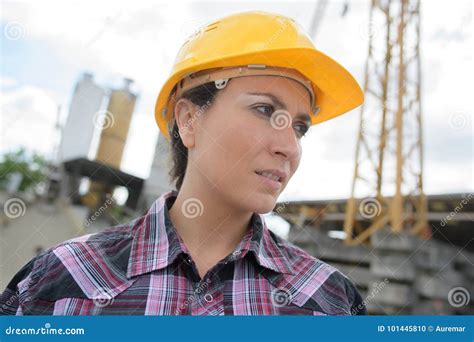 Arquitecto De Sexo Femenino Hermoso En El Emplazamiento De La Obra Foto De Archivo Imagen De