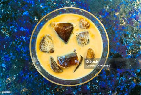 파란색 배경에 우유와 커피로 만든 얼음 조각 아이스 커피와 행진 멜로 시원한 음료 맨 위 보기 0명에 대한 스톡 사진 및 기타