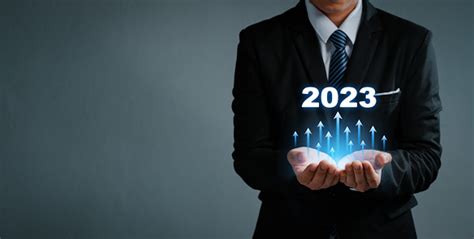 2023년 새해의 목표 계획 및 비전 사업가 그리기 화살표 그래프 증가 미래 회사 성장 2022년에서 2023년까지 계획 기회 과제 및 비즈니스 전략 0명에 대한 스톡 사진